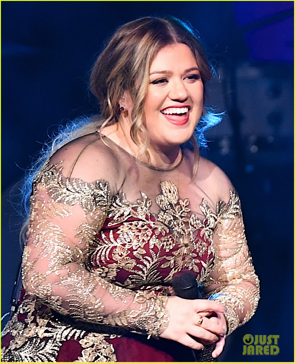 Kelly Clarkson Performs Her Annual Christmas Concert in Nashville ...