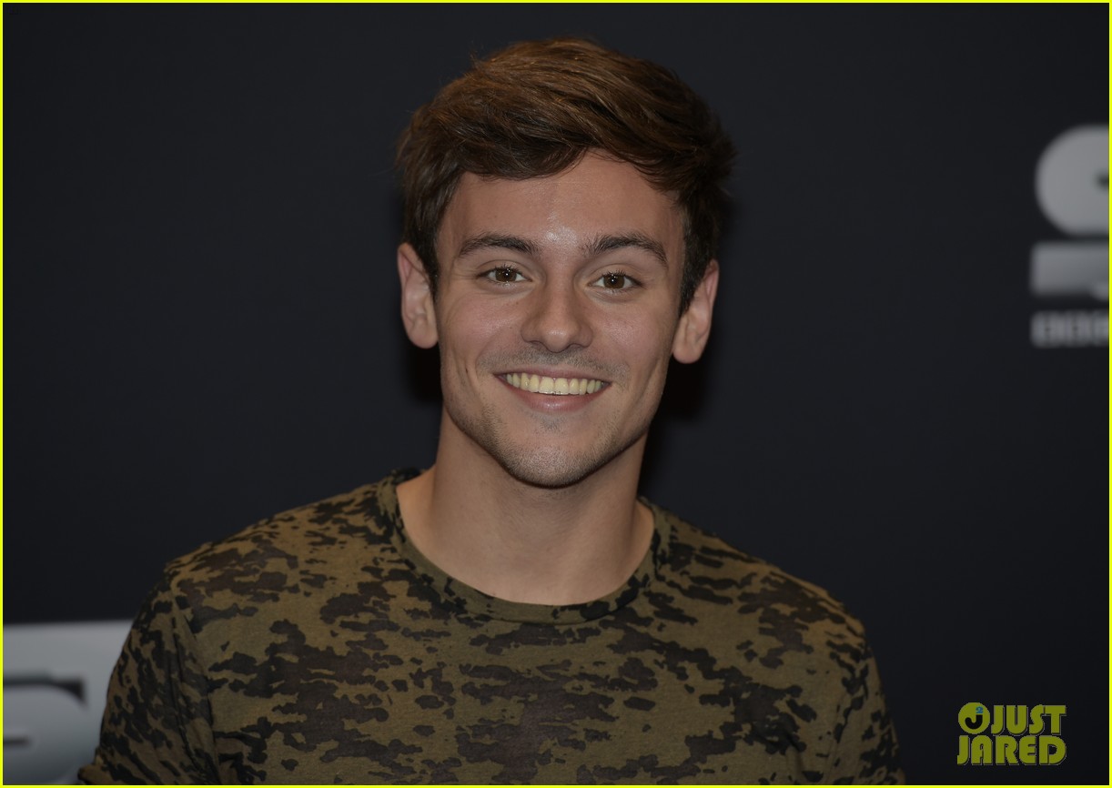 Tom Daley Attends BBC Sports Personality of the Year Awards Sans Fiance ...