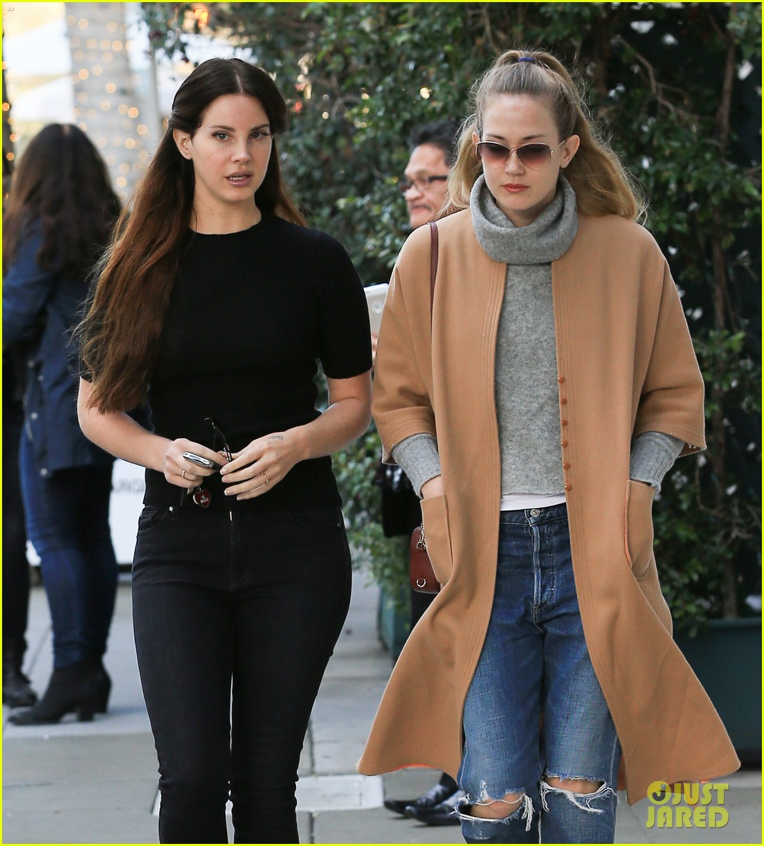 Lana Del Rey Gets In Christmas Shopping with Her Sister Chuck: Photo ...