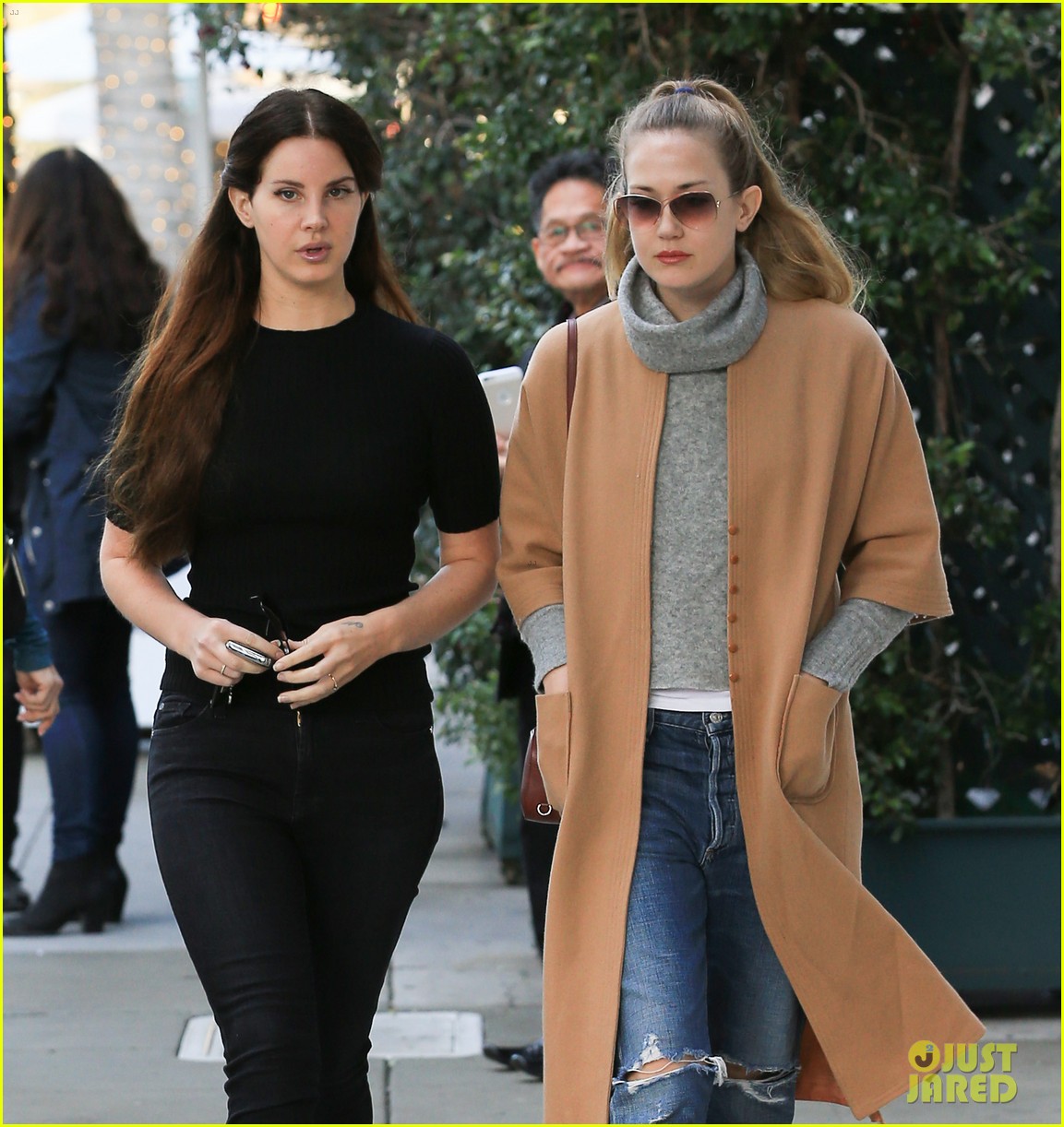 Lana Del Rey Gets In Christmas Shopping with Her Sister Chuck: Photo ...
