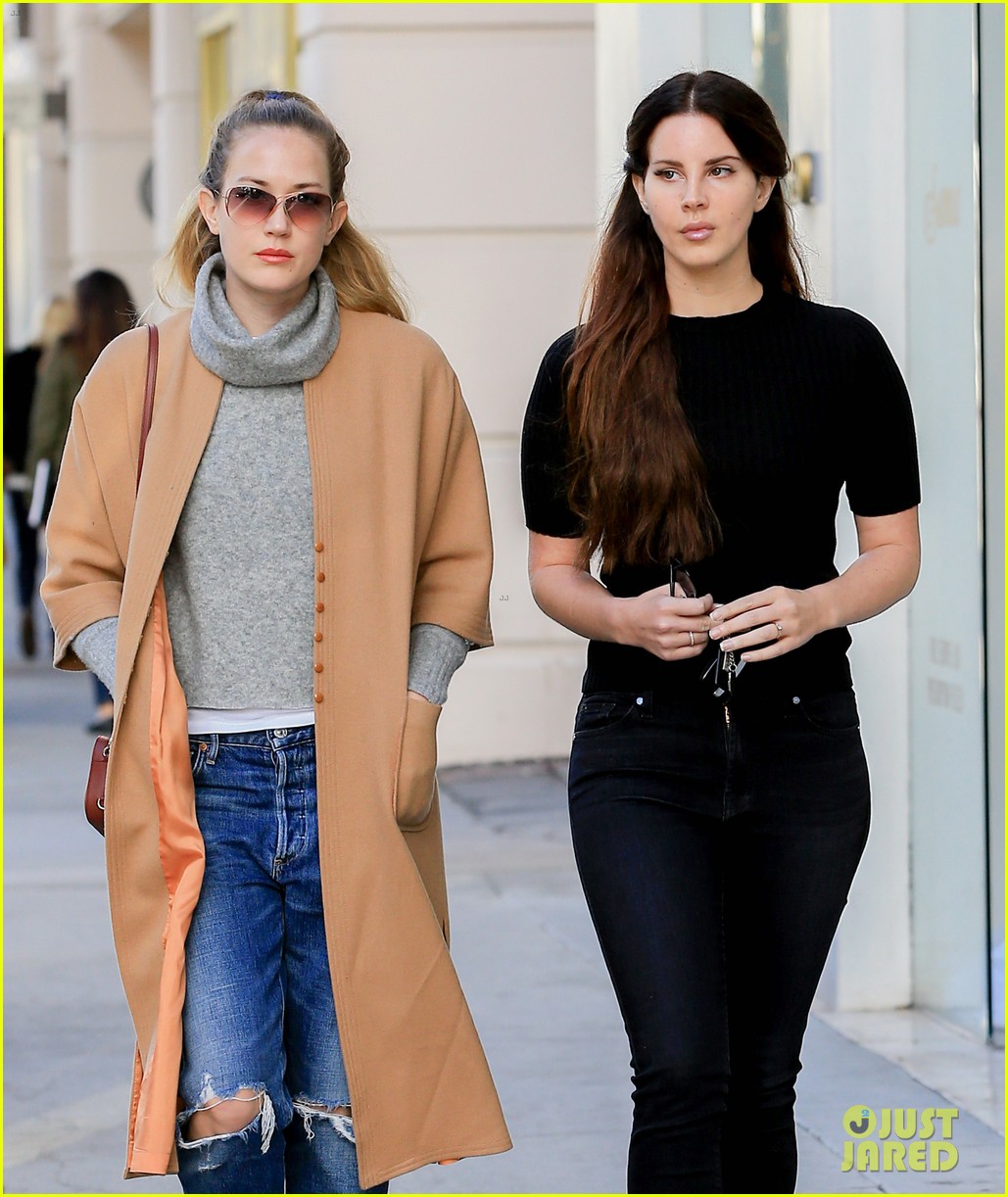 Lana Del Rey Gets In Christmas Shopping with Her Sister Chuck: Photo ...