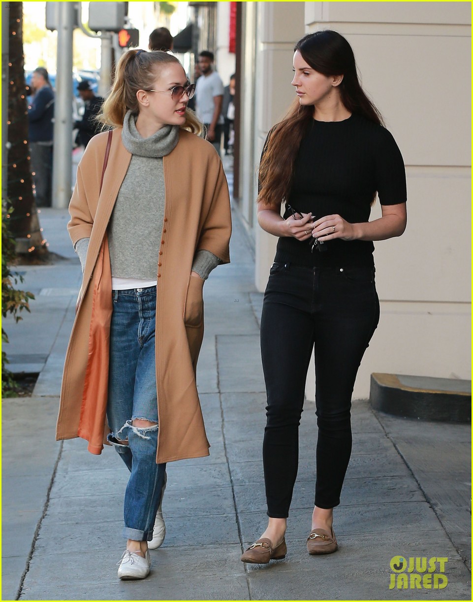 Lana Del Rey Gets In Christmas Shopping with Her Sister Chuck: Photo ...
