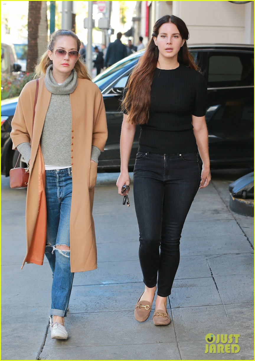 Lana Del Rey Gets In Christmas Shopping with Her Sister Chuck: Photo ...