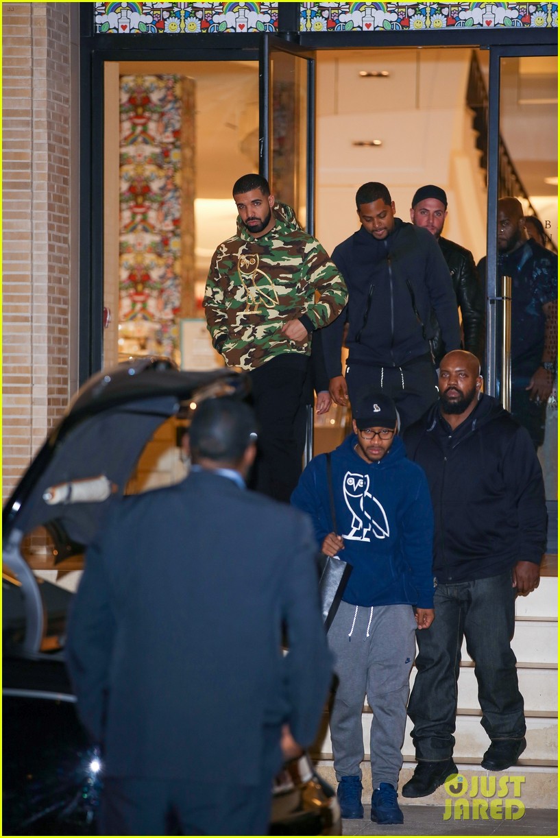 Drake Goes Shopping After Making Billboard's Hot 100 Artists of the ...