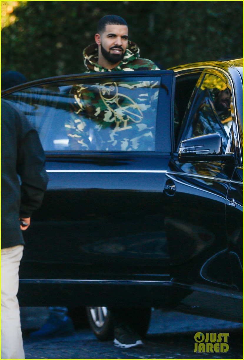 Drake Goes Shopping After Making Billboard's Hot 100 Artists of the ...