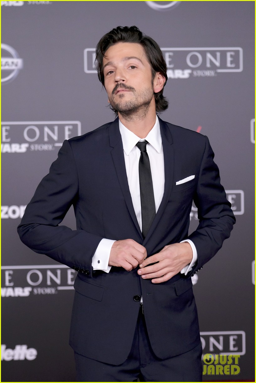 Felicity Jones & Diego Luna Step Out at 'Rogue One' Premiere : Photo ...