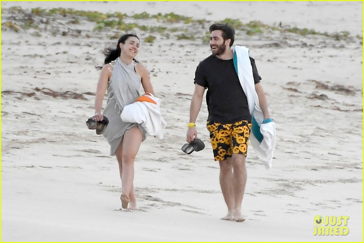 Jake Gyllenhaal Is Shirtless on the Beach to Cheer You Up Today: Photo ...