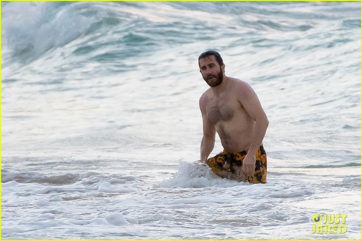 Jake Gyllenhaal Is Shirtless on the Beach to Cheer You Up Today: Photo ...