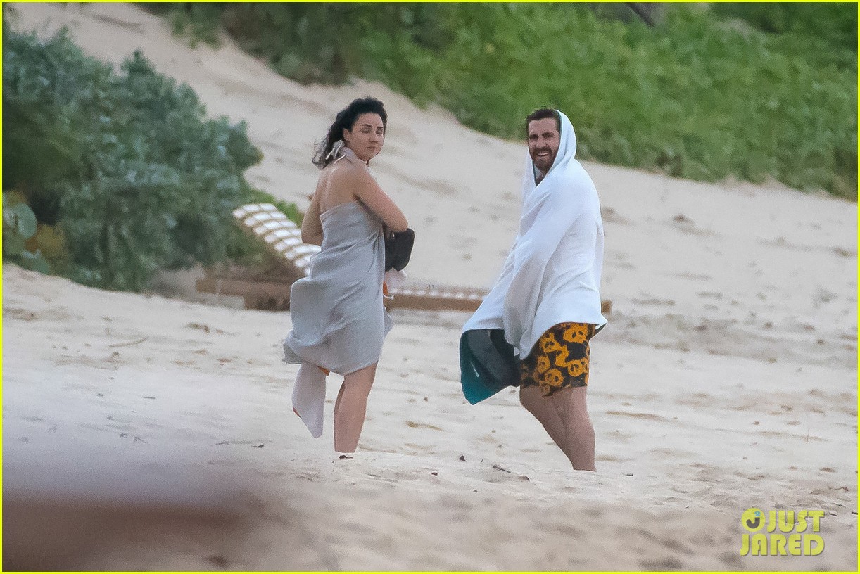 Jake Gyllenhaal Is Shirtless on the Beach to Cheer You Up Today: Photo ...