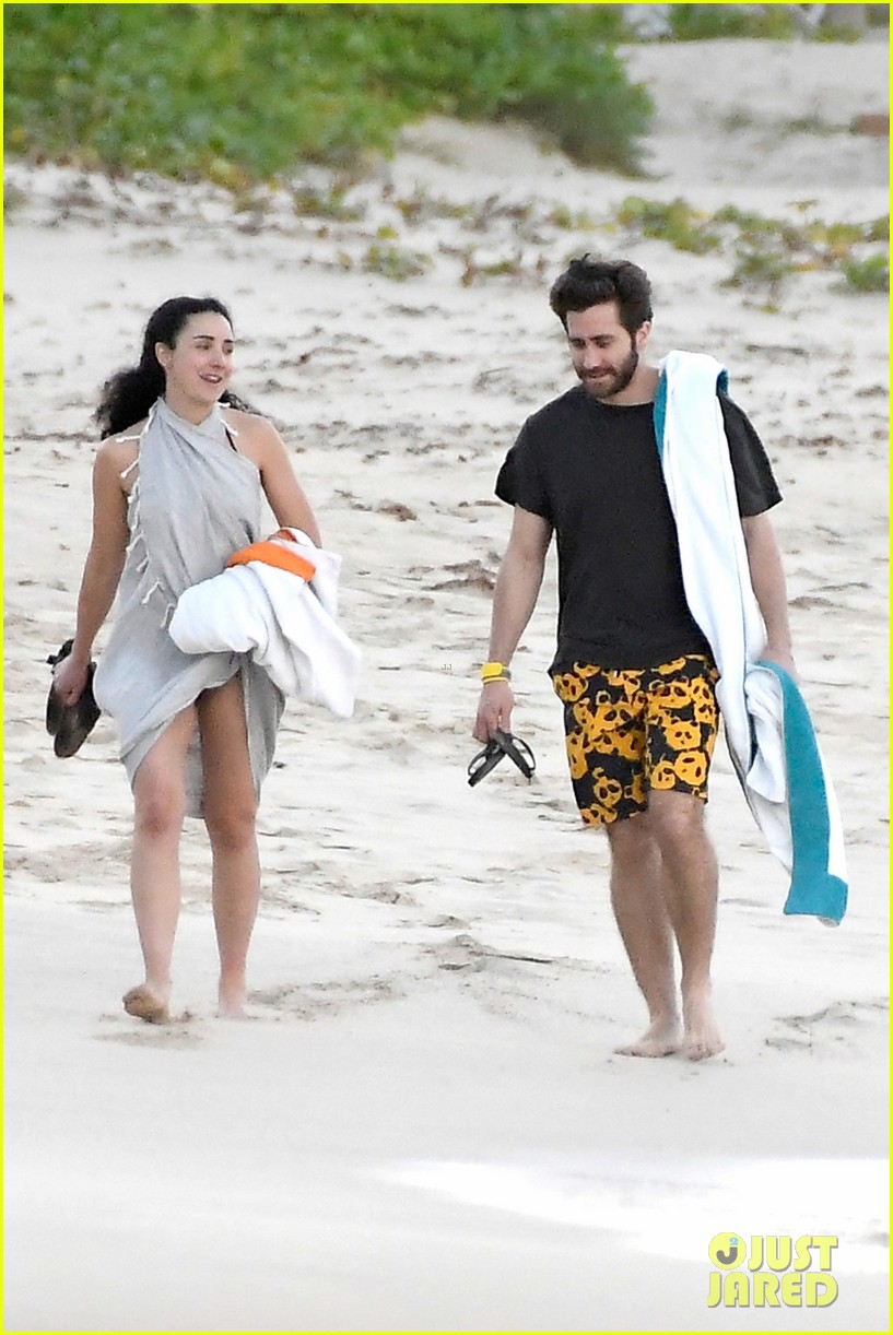 Jake Gyllenhaal Is Shirtless on the Beach to Cheer You Up Today: Photo ...