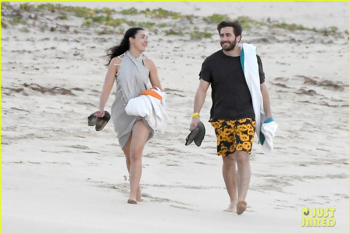Jake Gyllenhaal Is Shirtless on the Beach to Cheer You Up Today: Photo ...