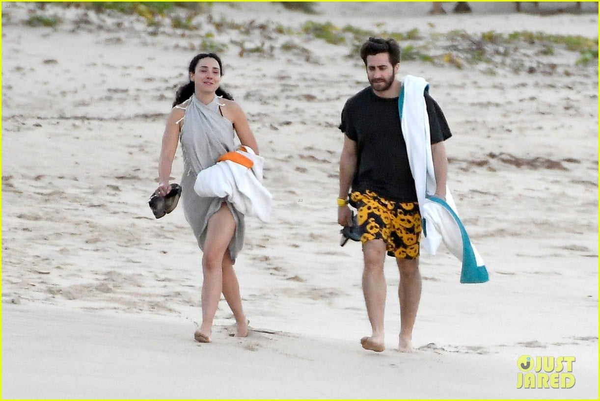Jake Gyllenhaal Is Shirtless on the Beach to Cheer You Up Today: Photo ...