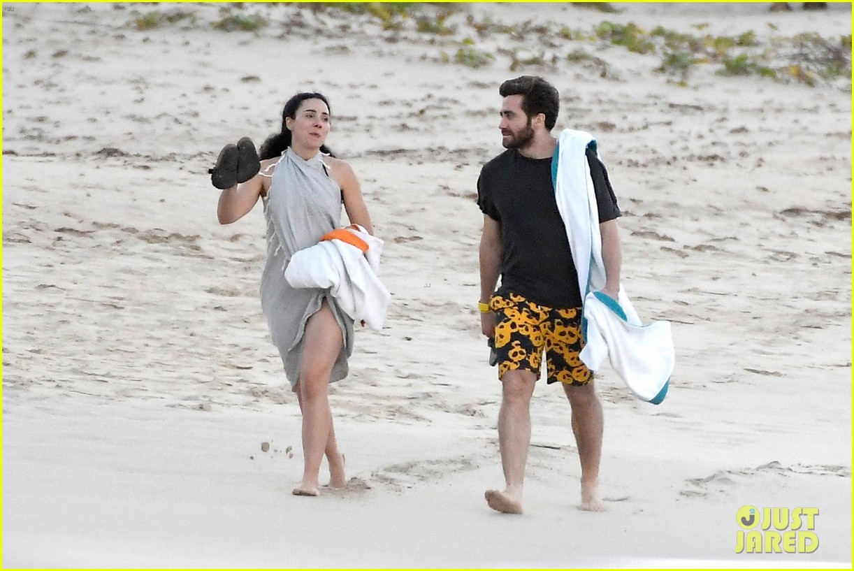 Jake Gyllenhaal Is Shirtless on the Beach to Cheer You Up Today: Photo ...