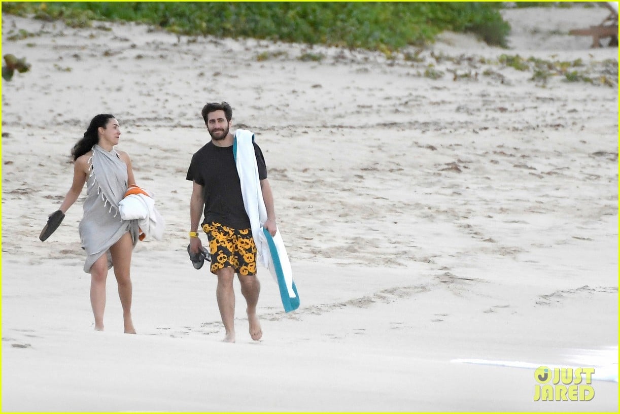 Jake Gyllenhaal Is Shirtless on the Beach to Cheer You Up Today: Photo ...