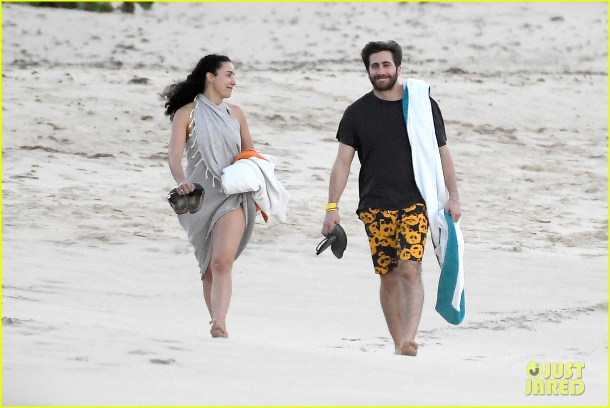 Jake Gyllenhaal Is Shirtless on the Beach to Cheer You Up Today: Photo ...