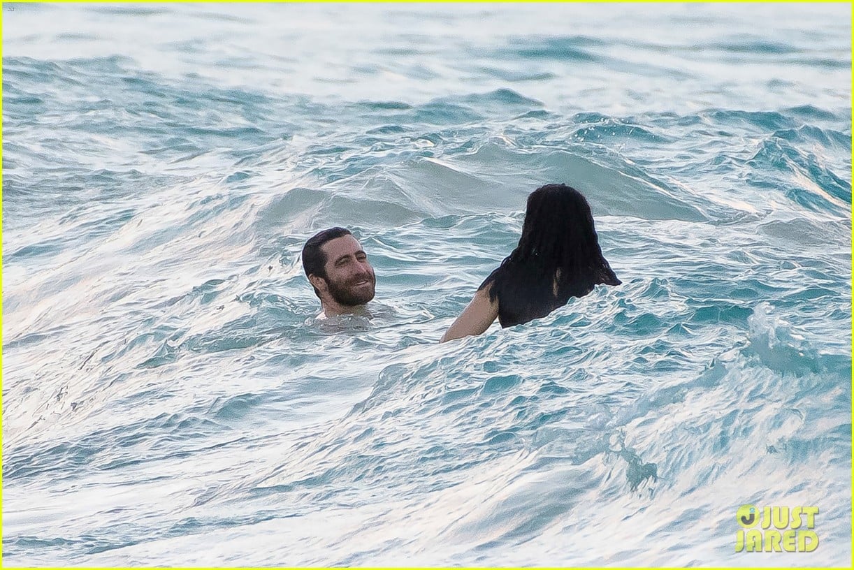 Jake Gyllenhaal Is Shirtless on the Beach to Cheer You Up Today: Photo ...