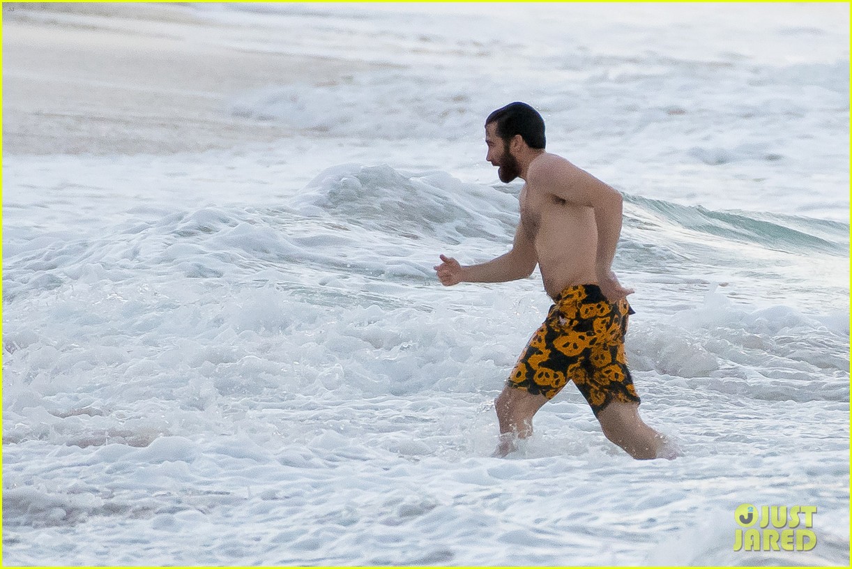 Jake Gyllenhaal Is Shirtless on the Beach to Cheer You Up Today: Photo ...