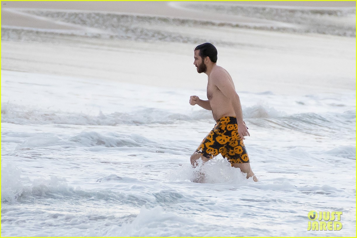 Jake Gyllenhaal Is Shirtless on the Beach to Cheer You Up Today: Photo ...