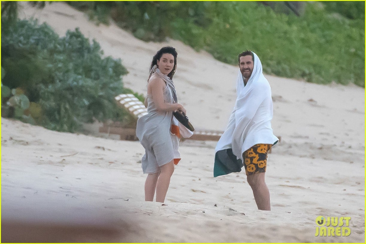 Jake Gyllenhaal Is Shirtless on the Beach to Cheer You Up Today: Photo ...
