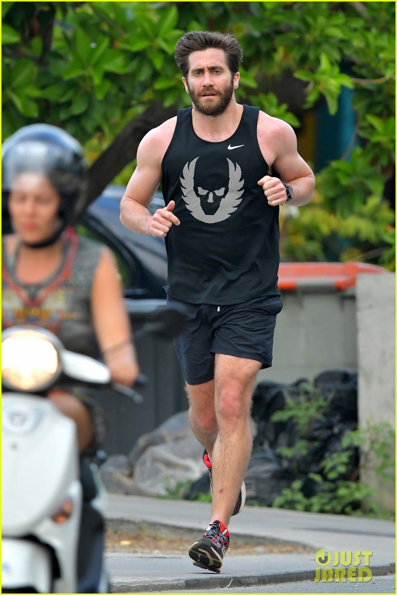 Jake Gyllenhaal Muscles Up for New Year's Eve Beach Jog!: Photo 3835011 ...