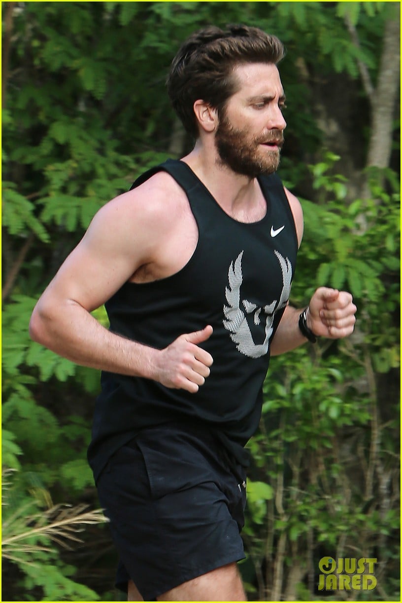 Jake Gyllenhaal Muscles Up for New Year's Eve Beach Jog!: Photo 3835012 ...