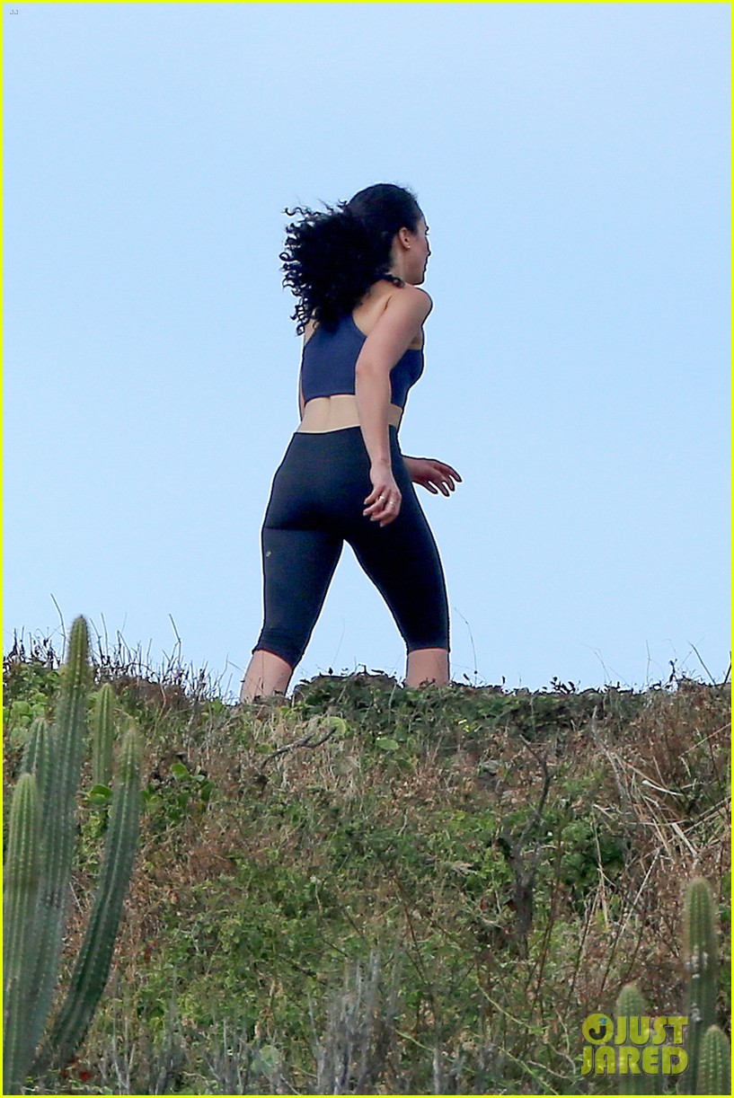 Jake Gyllenhaal Muscles Up for New Year's Eve Beach Jog!: Photo 3835013 ...