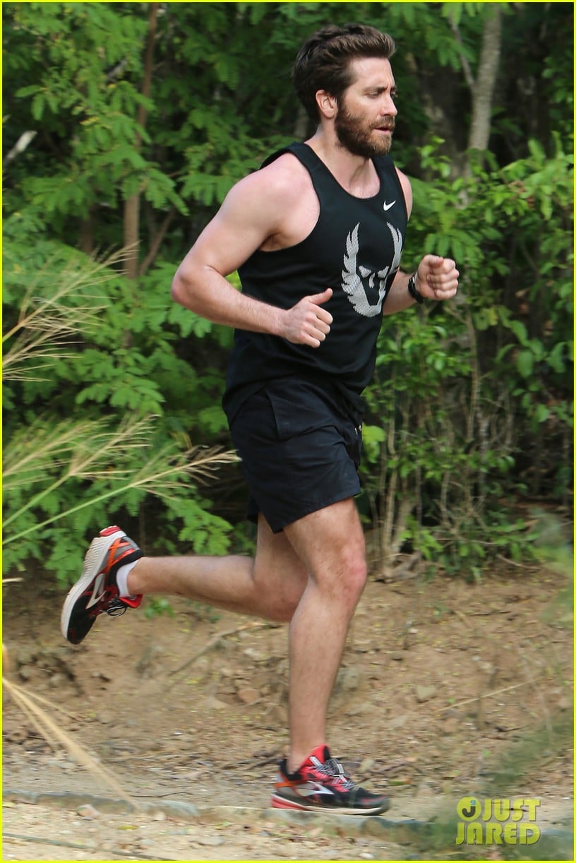 Jake Gyllenhaal Muscles Up for New Year's Eve Beach Jog!: Photo 3835015 ...
