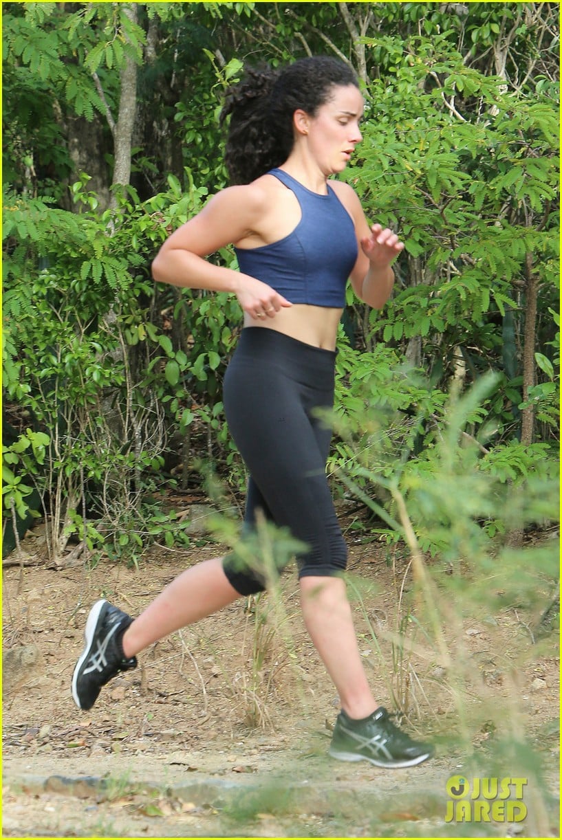 Jake Gyllenhaal Muscles Up for New Year's Eve Beach Jog!: Photo 3835017 ...
