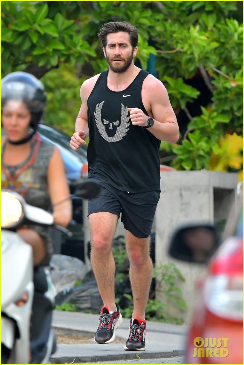 Jake Gyllenhaal Muscles Up for New Year's Eve Beach Jog!: Photo 3835022 ...