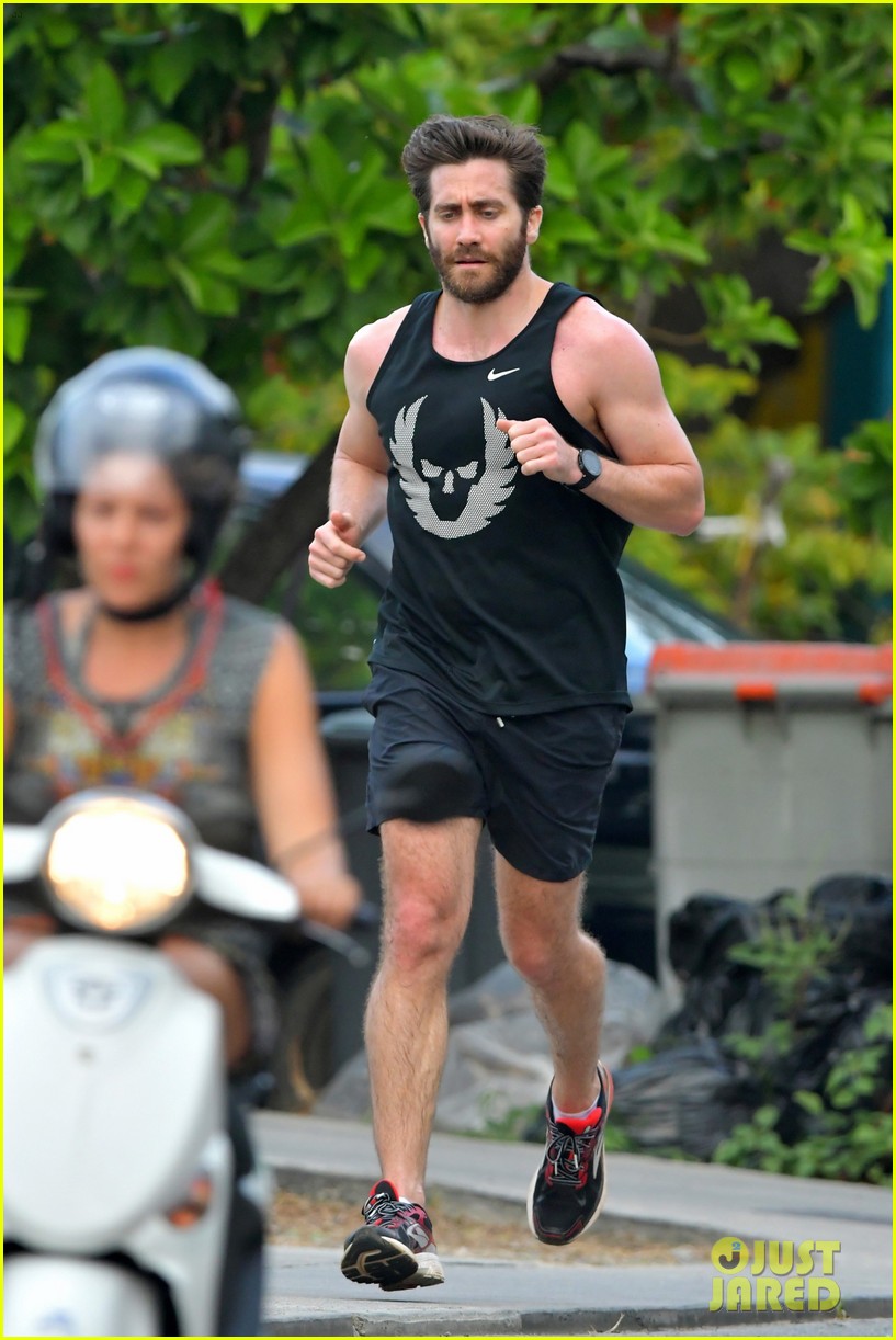 Jake Gyllenhaal Muscles Up for New Year's Eve Beach Jog!: Photo 3835024 ...