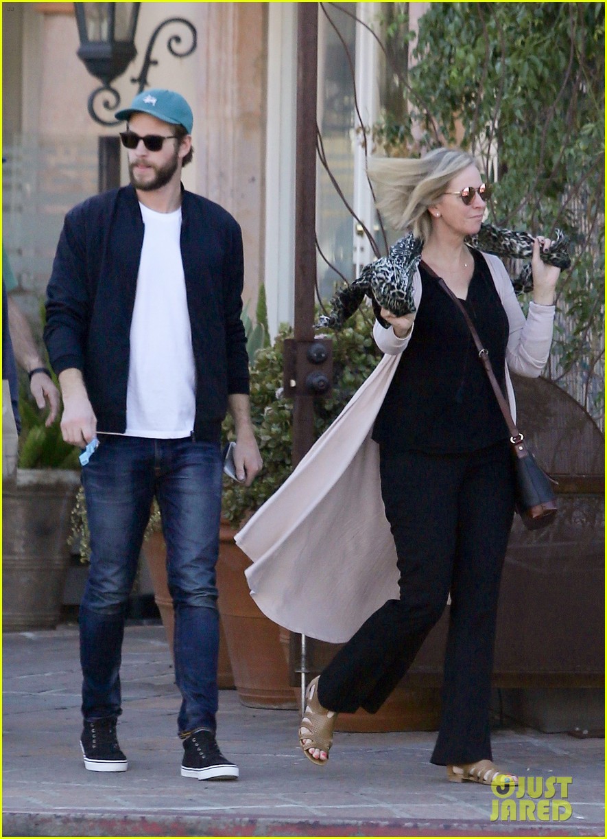 Liam Hemsworth Enjoys Lunch With His Parents in Malibu: Photo 3824673 ...