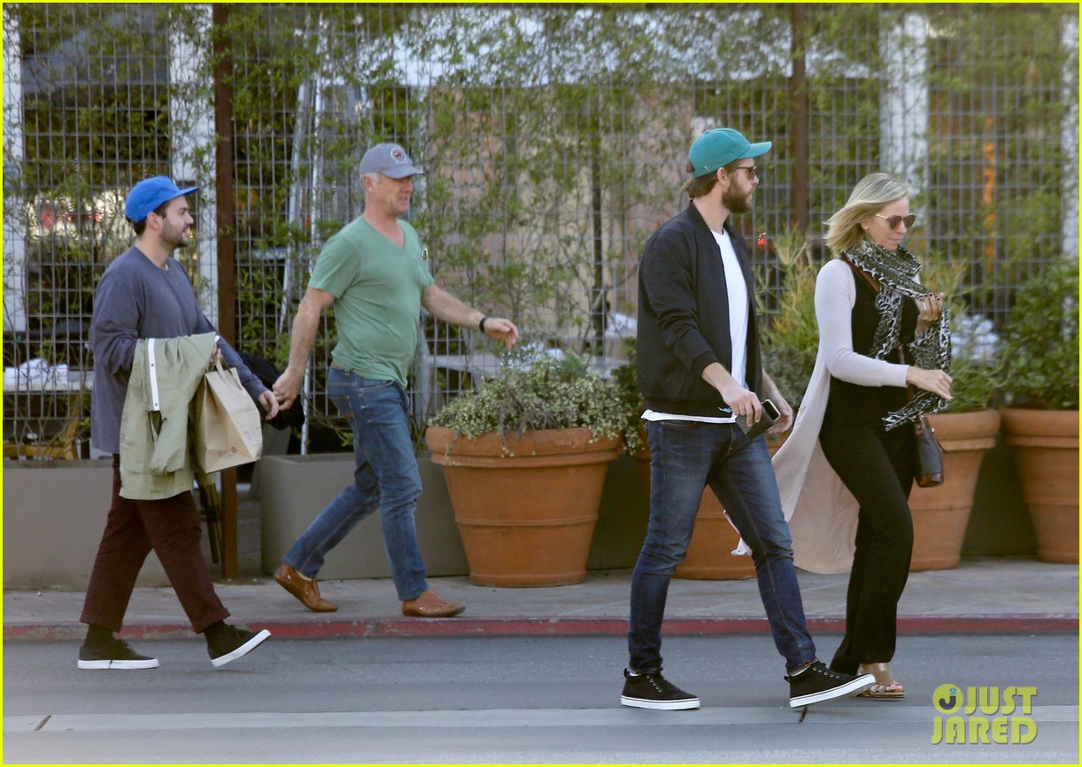 Liam Hemsworth Enjoys Lunch With His Parents in Malibu: Photo 3824674 ...