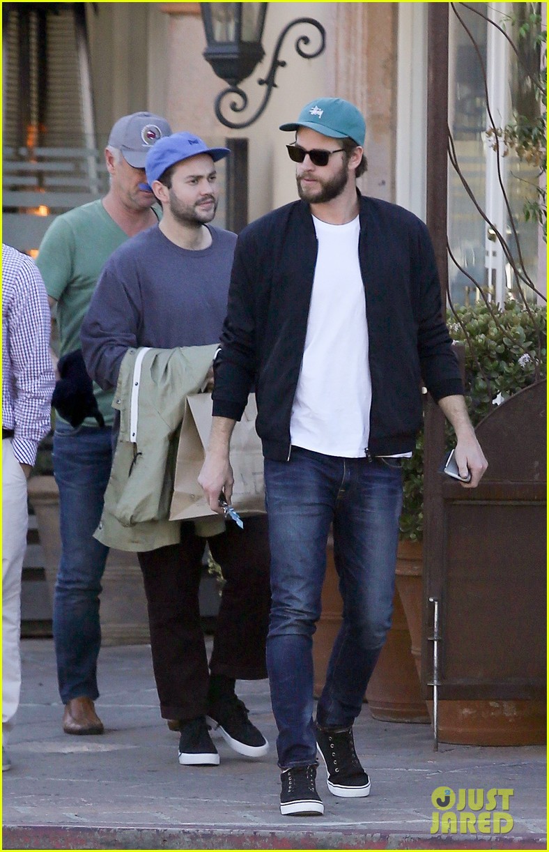 Liam Hemsworth Enjoys Lunch With His Parents in Malibu: Photo 3824678 ...