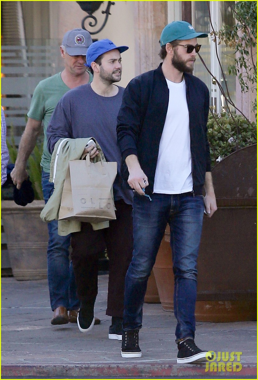 Liam Hemsworth Enjoys Lunch With His Parents in Malibu: Photo 3824682 ...
