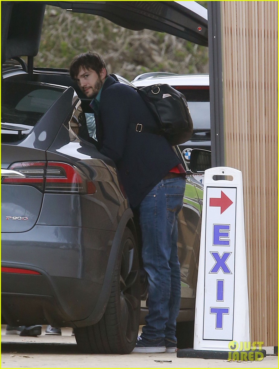 Ashton Kutcher & Mila Kunis Spend New Year's Eve With Wyatt & Dimitri ...