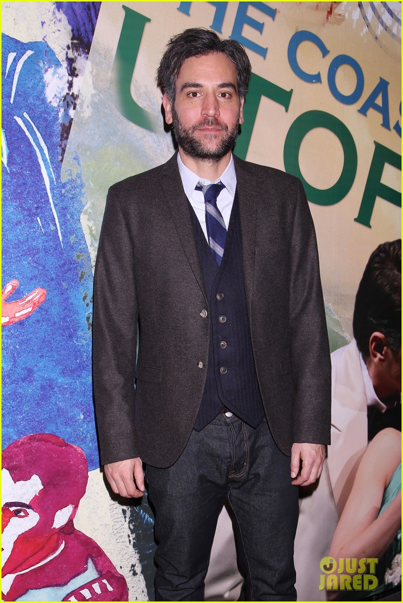 Sarah Paulson Gets Kiss From Amanda Peet At 'The Babylon Line' Opening ...