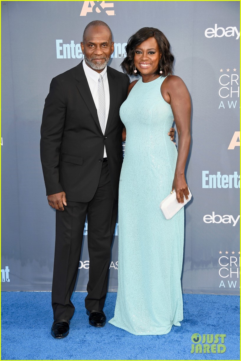 Viola Davis & Felicity Huffman Look Super Sophisticated at Critics ...