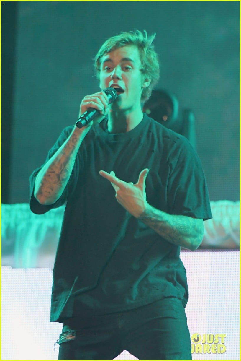 Justin Bieber Performs New Year's Eve 2017 Show in Miami!: Photo ...