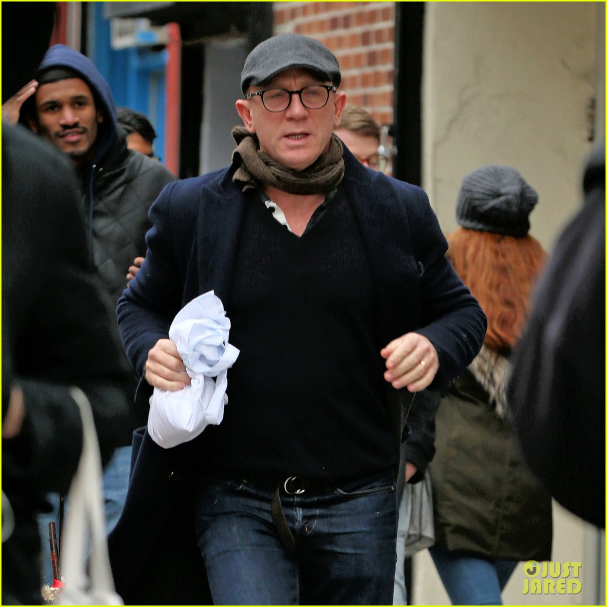 Daniel Craig Runs His Way to Work in NYC: Photo 3842647 | Daniel Craig ...