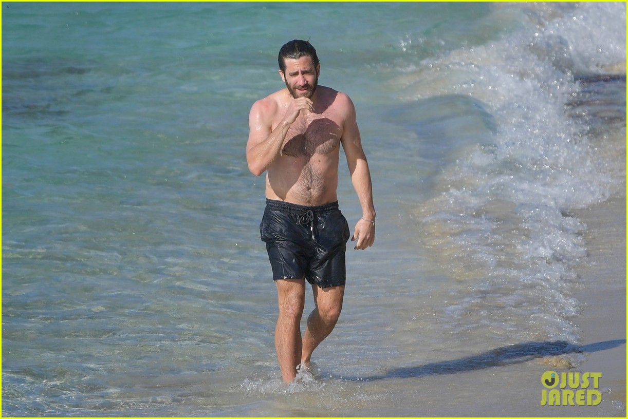 Jake Gyllenhaal Goes Shirtless for a Dip in the Ocean: Photo 3835358 ...