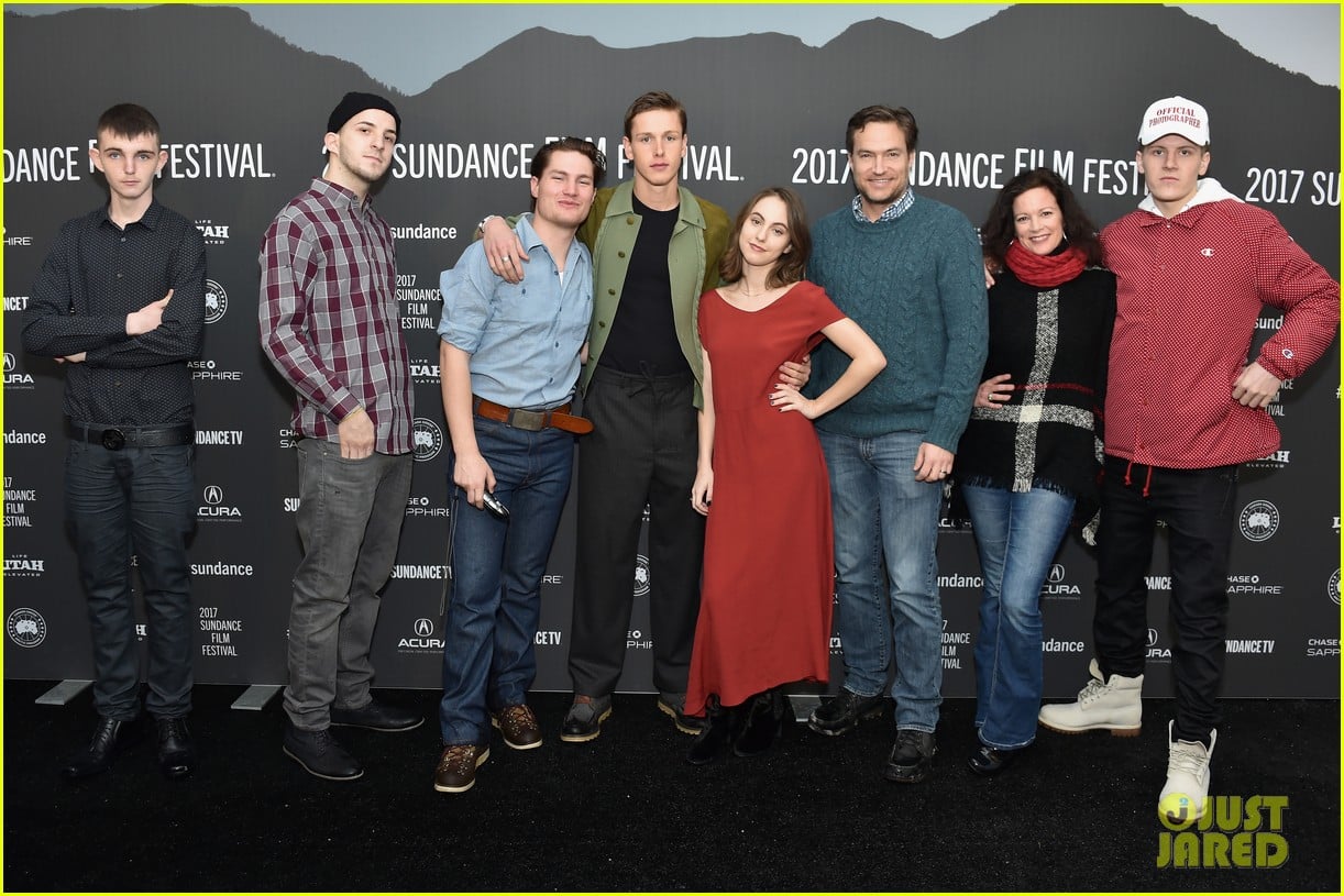 Harris Dickinson Opens Up About Sexuality at 'Beach Rats' Premiere ...