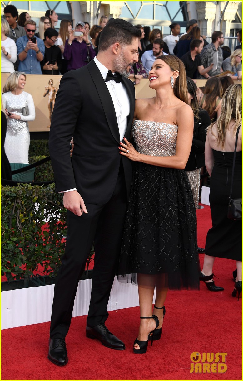 Sofia Vergara & Joe Manganiello Look So in Love at SAG Awards 2017 ...