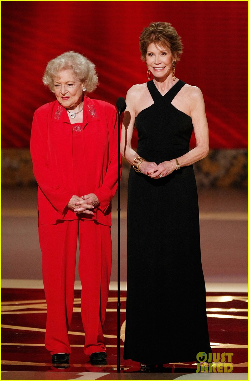 Mary Tyler Moore Dead - Actress & Activist Passes Away at 80: Photo ...