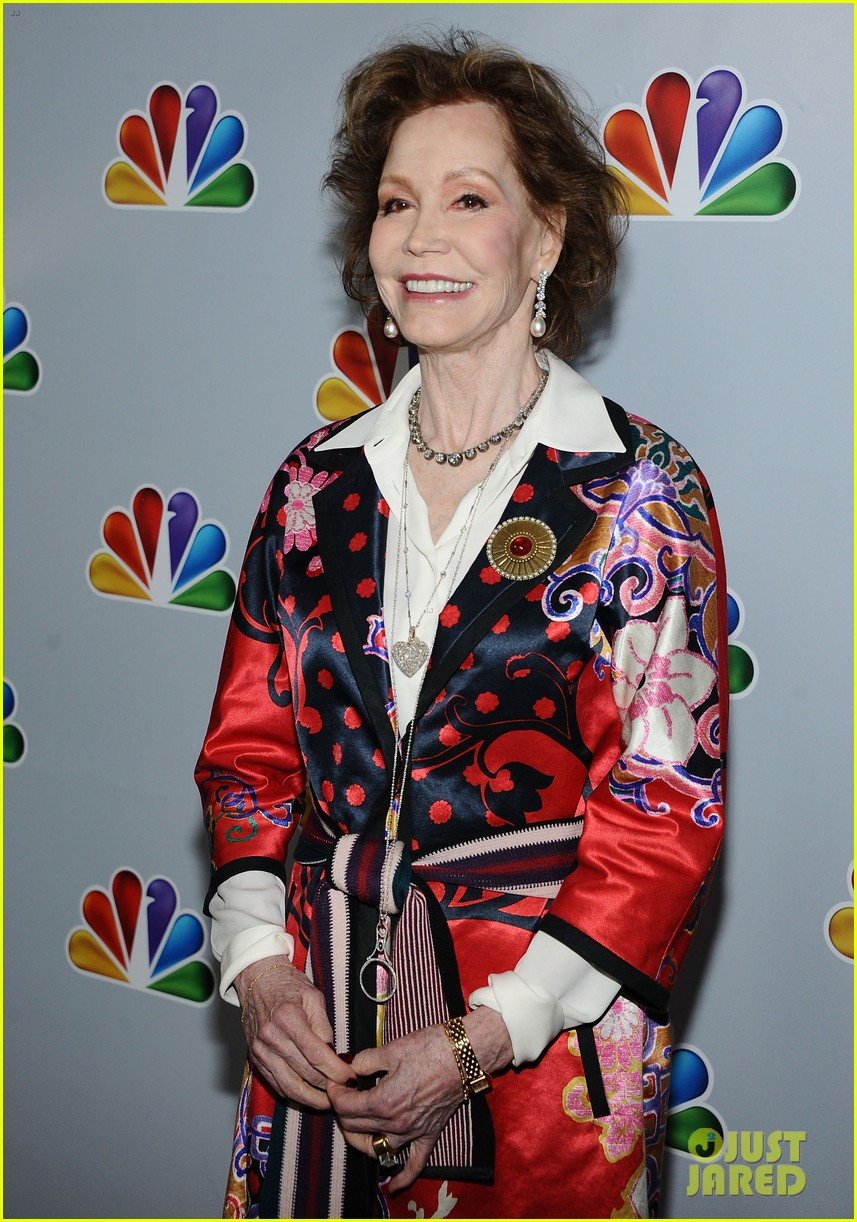 Mary Tyler Moore Dead - Actress & Activist Passes Away at 80: Photo ...