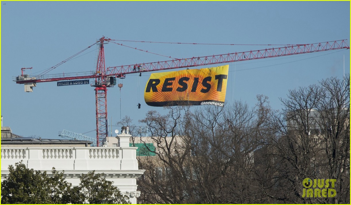 Protesters Climb 270 Foot Crane to Hang 'Resist' Sign Over White House ...