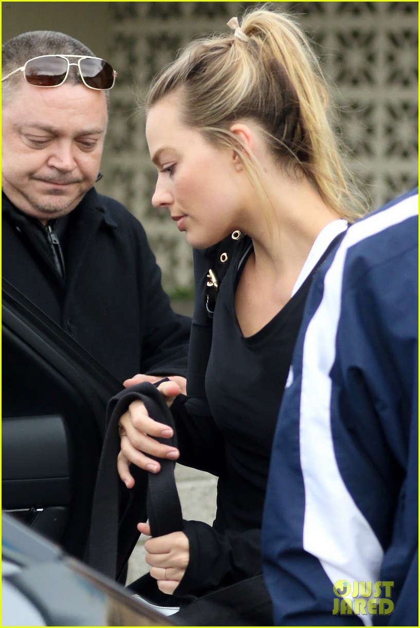 Margot Robbie Shows Off Her Wedding Ring While Out in L.A.: Photo ...