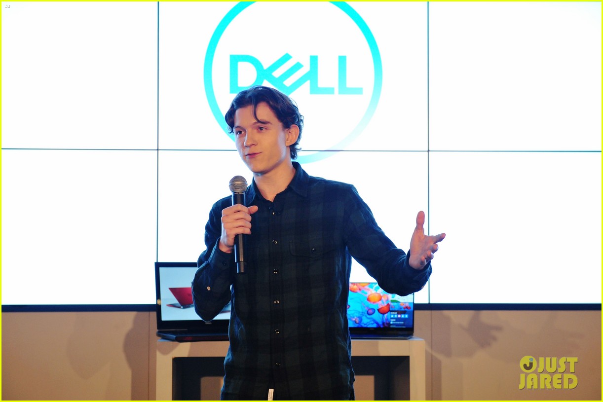 Tom Holland Shows Off New Spidey Suit Features!: Photo 3837159 ...