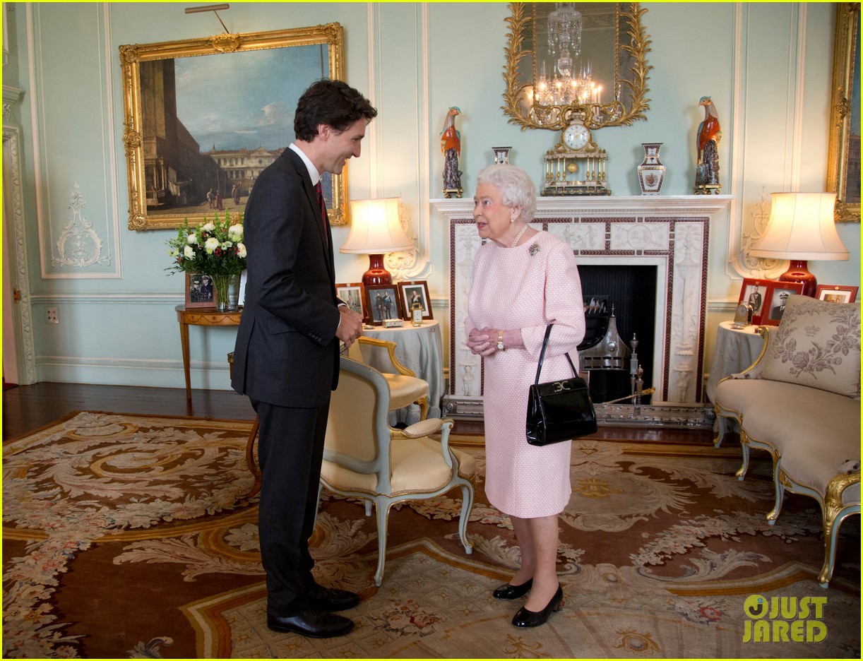 Canadian PM Justin Trudeau Promises a Home for Refugees: Photo 3849019 ...