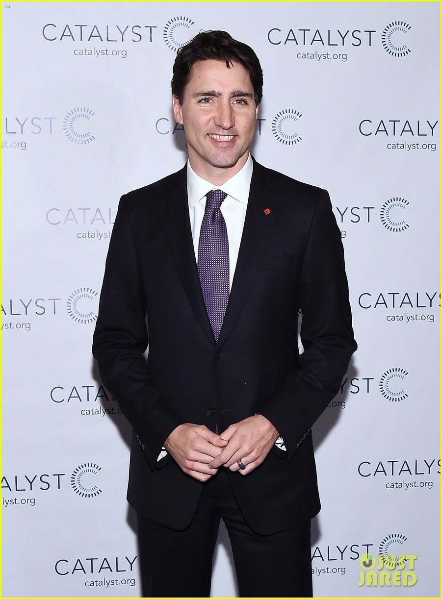 Canadian PM Justin Trudeau Promises a Home for Refugees: Photo 3849024 ...