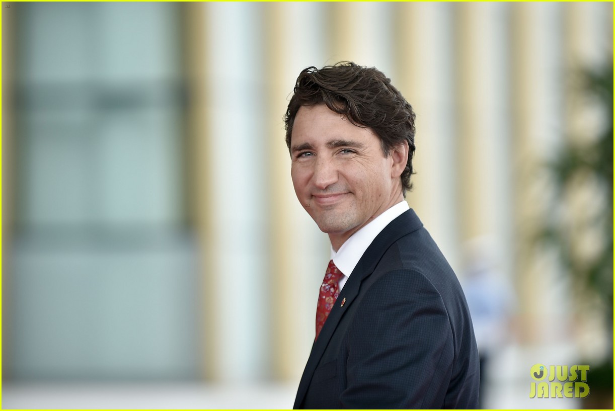 Canadian PM Justin Trudeau Promises a Home for Refugees: Photo 3849027 ...